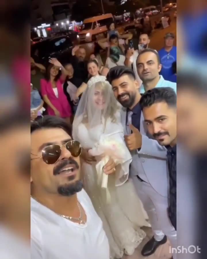حضور عروس و داماد ایرانی در کنار بستنی فروش ترکیه ای