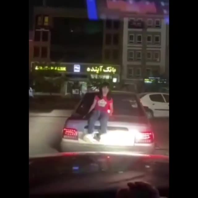سوار کردن دختر بچه روی صندق عقب پراید در حال حرکت توسط پدرش